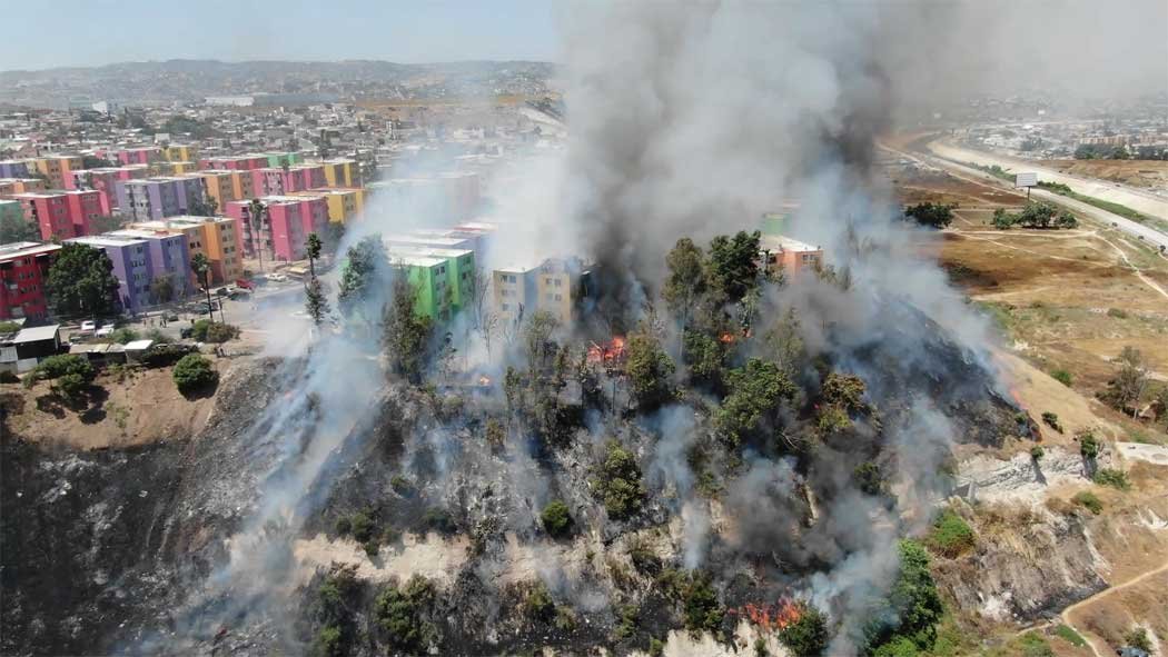 Video 12 edificios evacuados tras fuerte incendio en El Lago, Tijuana
